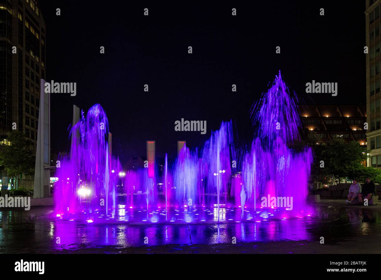 Splash fountain city hi-res stock photography and images - Alamy
