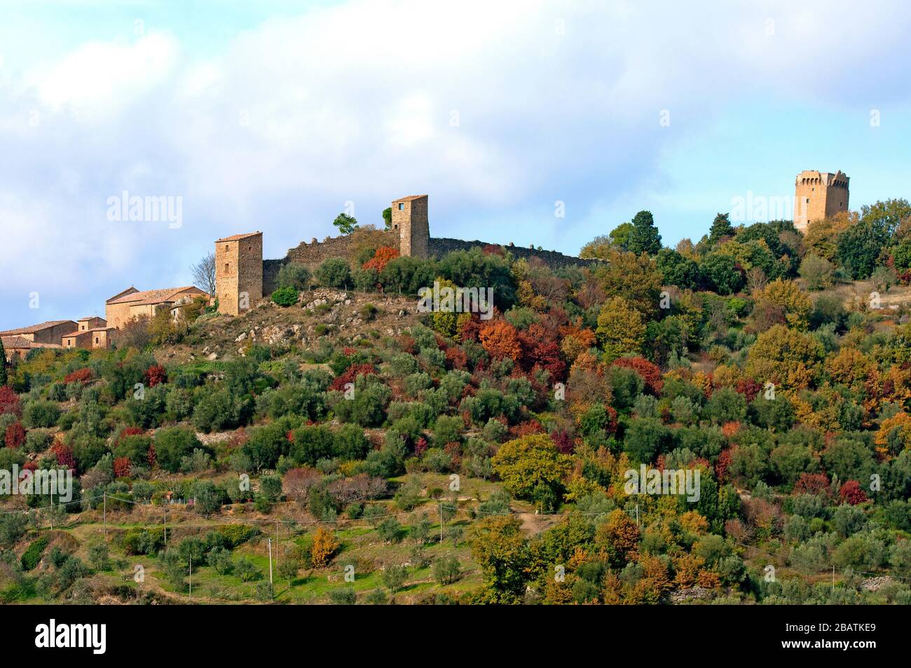 Monticchiello village on the top of a hill, Val d'Orcia,Tuscany, Italy ...