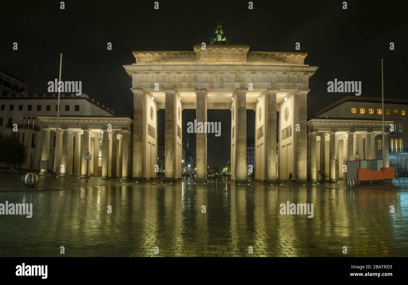 A Night View Of The Brandenburg Gate In Berlin, Germany Stock Photo - Alamy