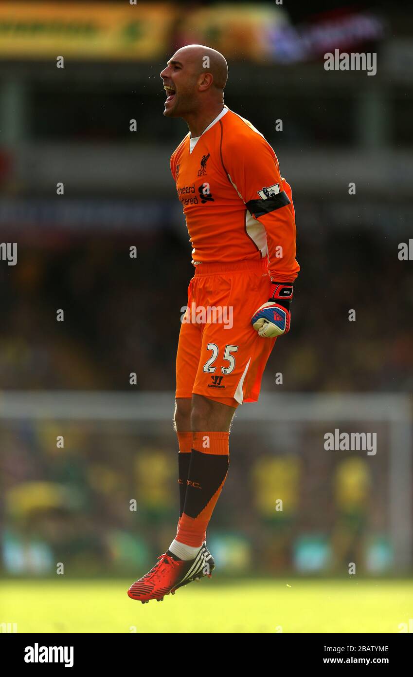 Liverpools goalkeeper pepe reina hi-res stock photography and images ...