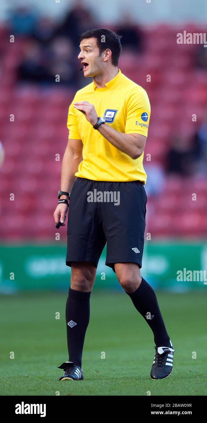 Sports referee england hi-res stock photography and images - Alamy