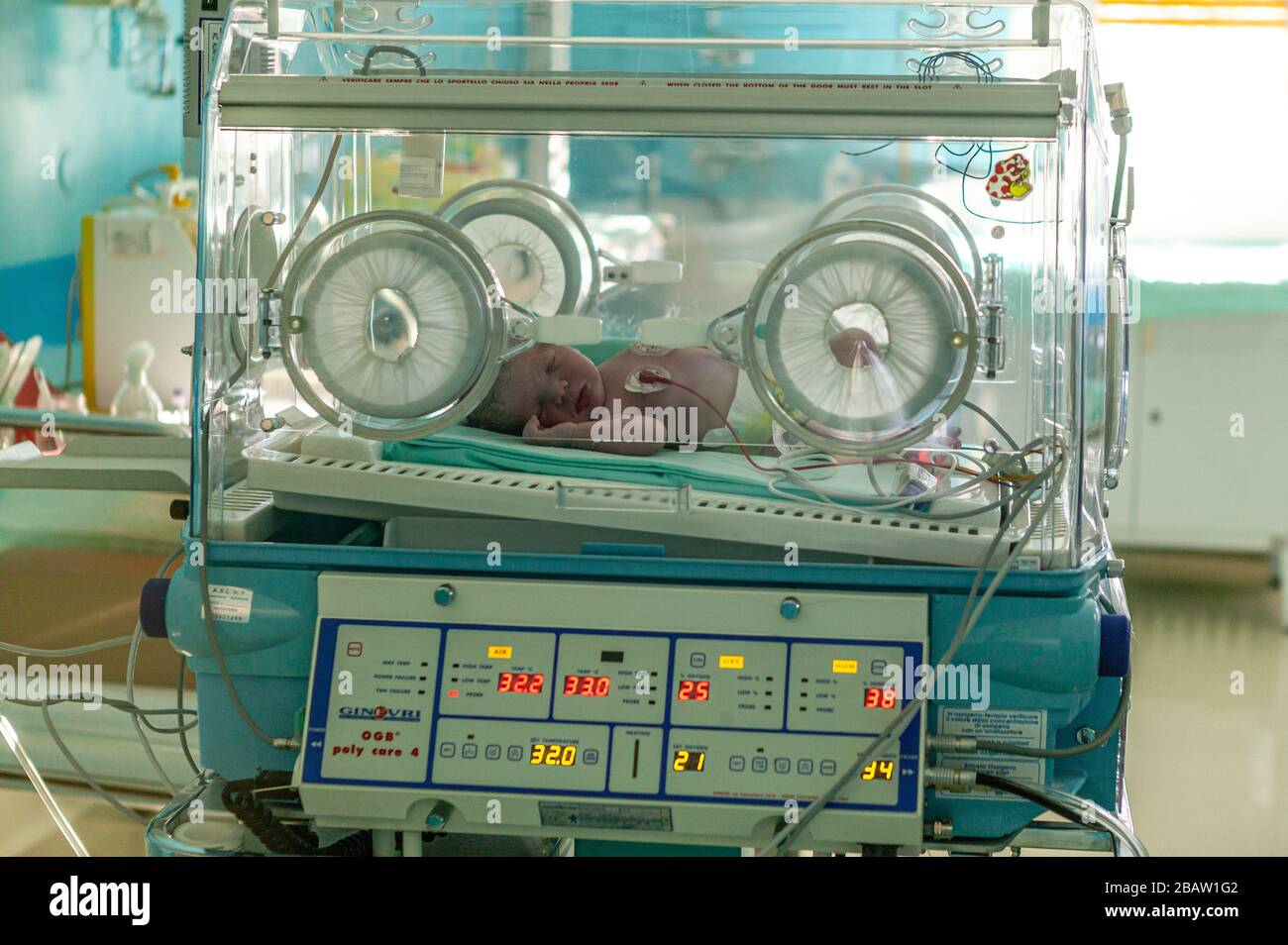 Newborn baby inside incubator Stock Photo - Alamy