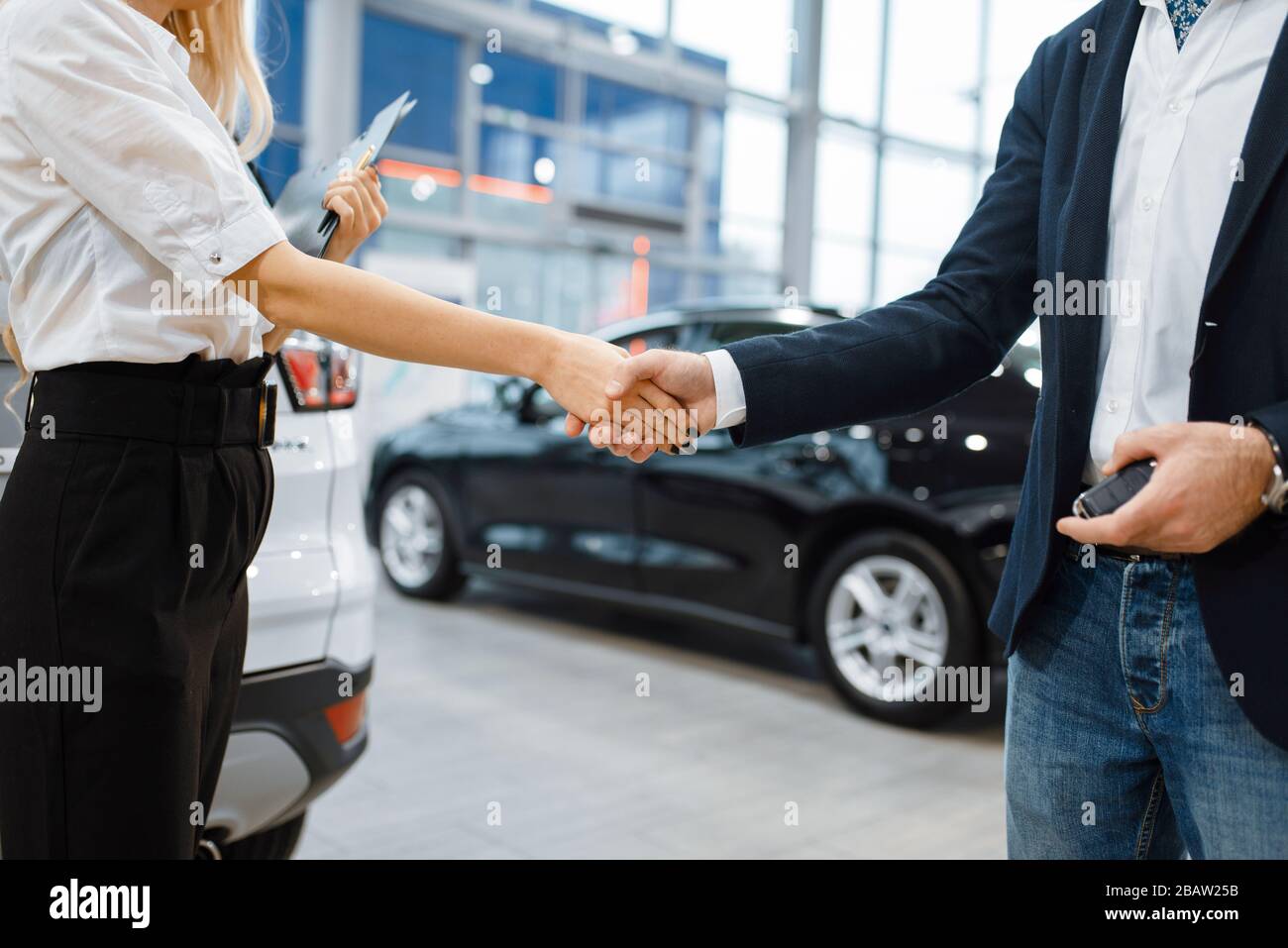 Man car shake hands hi-res stock photography and images - Alamy