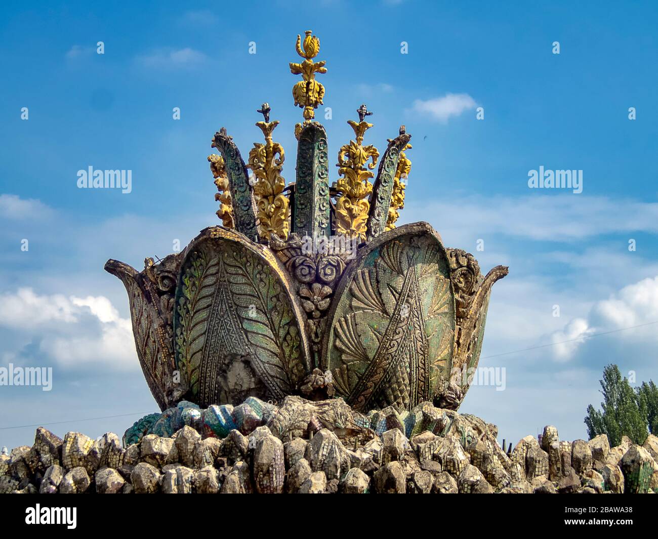 Stone flower fountain hi-res stock photography and images - Alamy