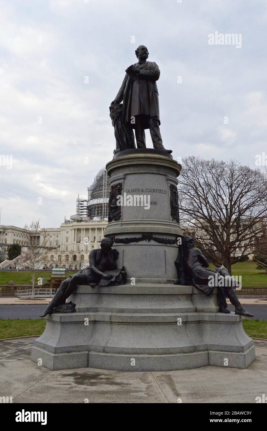 Garfield statue hi-res stock photography and images - Alamy