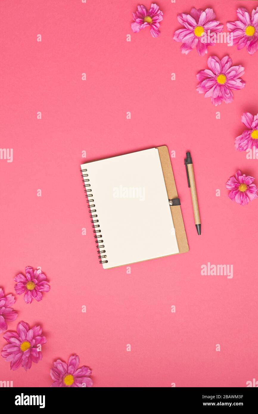 Paper note with flowers on pink background. Top view Stock Photo - Alamy