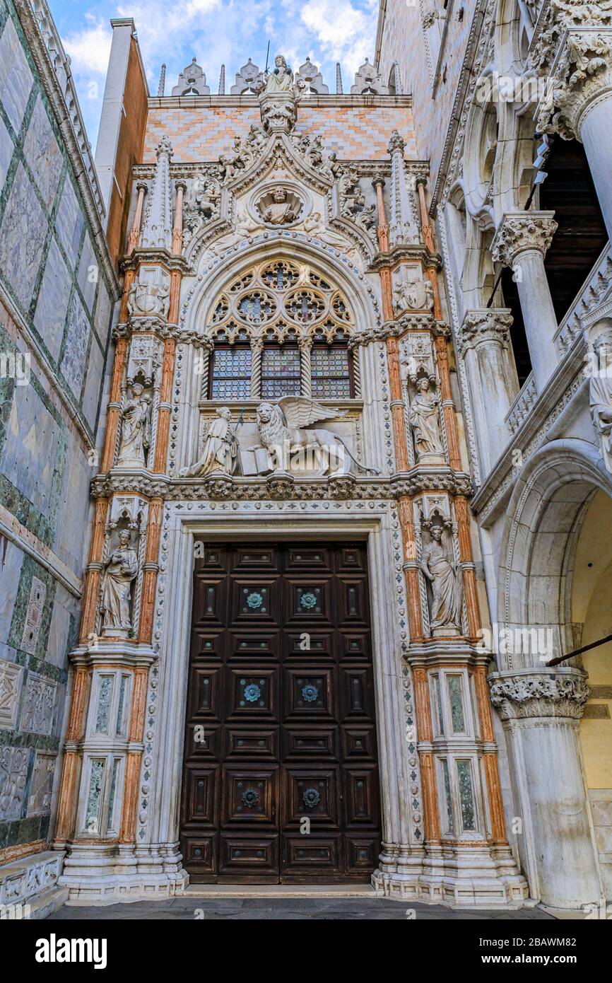 Winged lion and the Doge Francesco Foscari above the Paper Gate of the ...