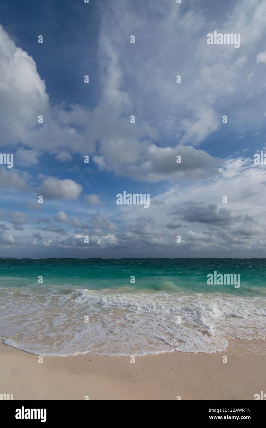 Eleuthera Bahamas blue sea Stock Photo - Alamy