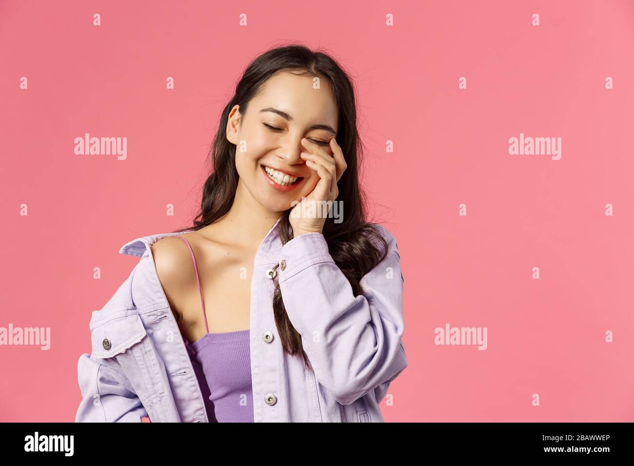 Lifestyle, fashion and beauty concept. Close-up portrait of laughing ...