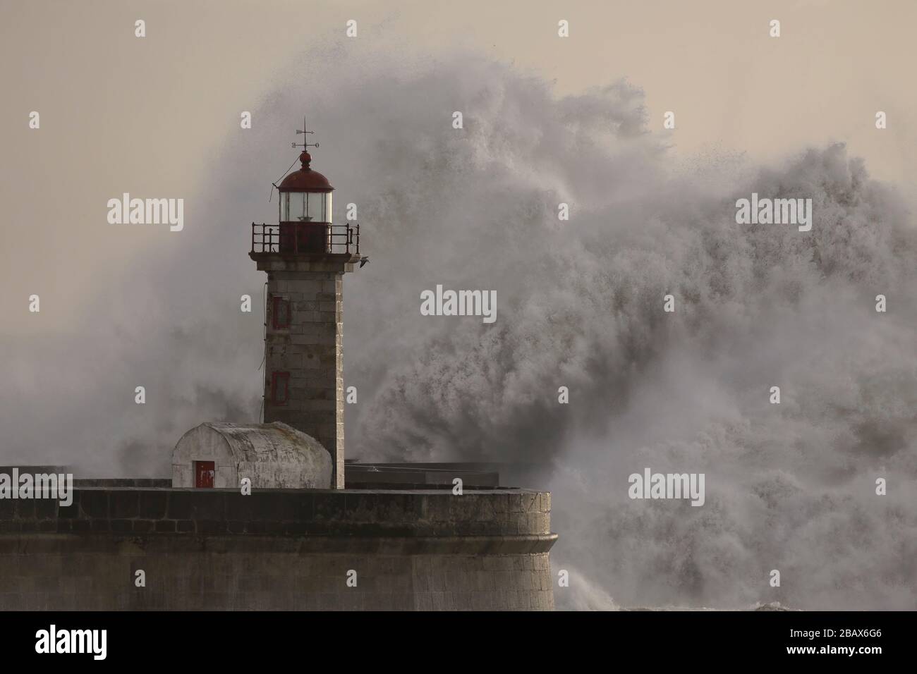 Big wave splash over Douro river mouth old lighthouse, Oporto Stock ...