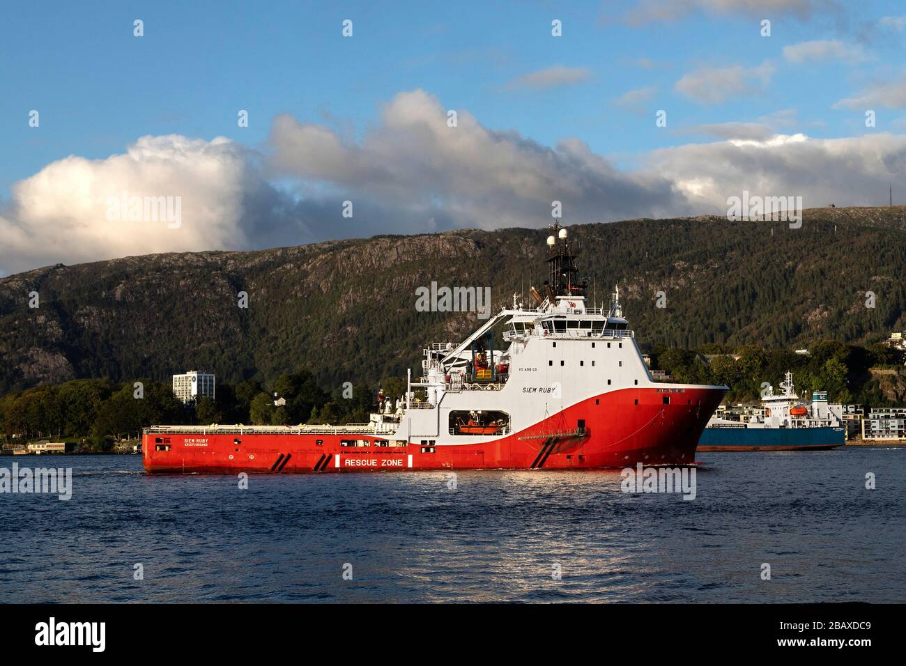 Offshore AHTS anchor handling tug supply vessel Siem Ruby arriving in ...