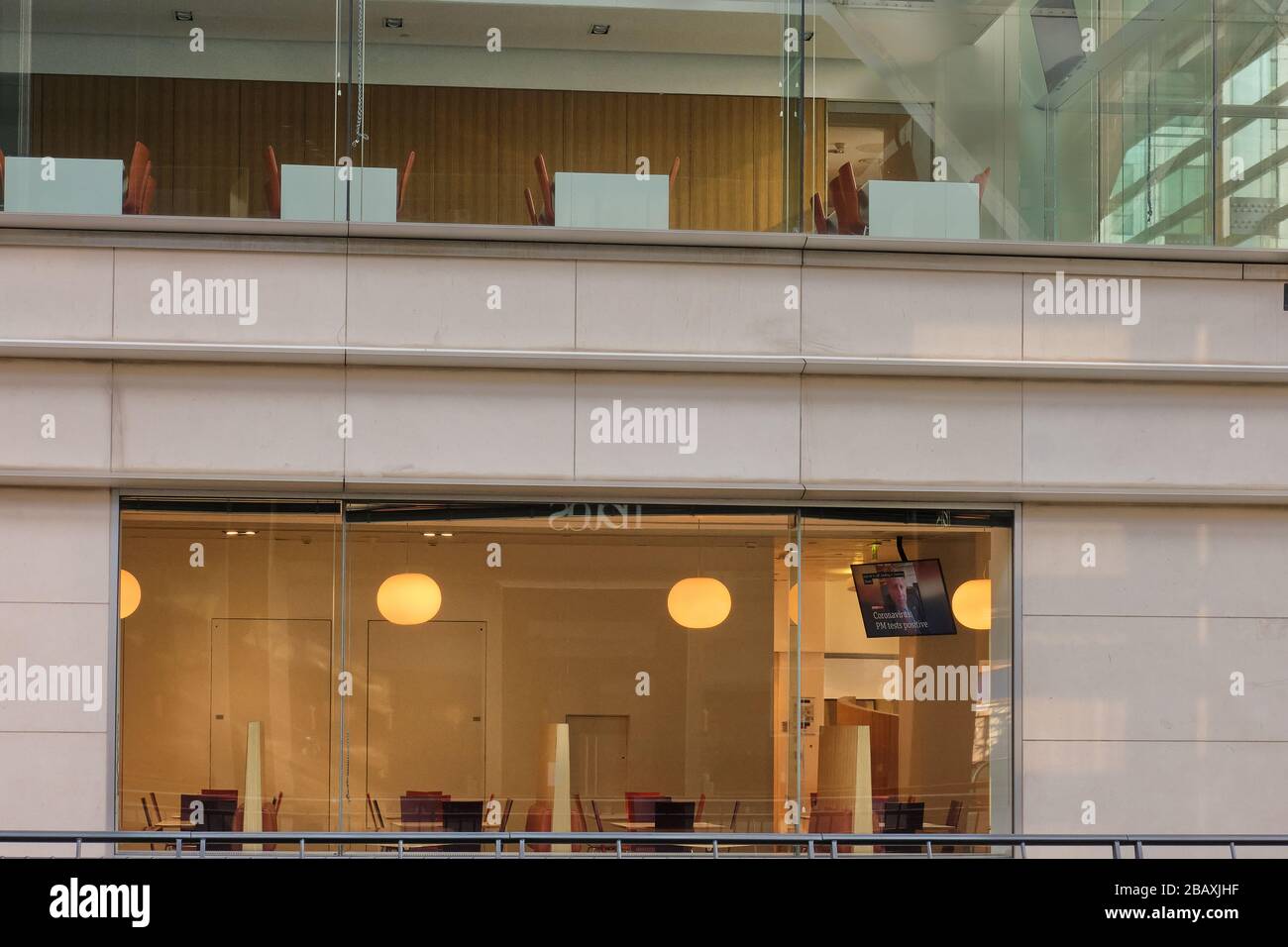 Empty offices covid desks hi-res stock photography and images - Alamy