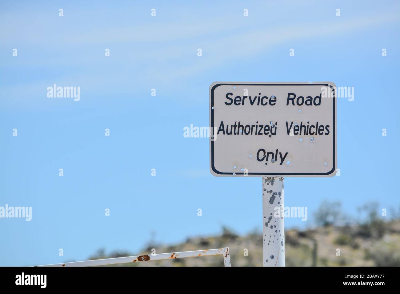 Service road authorized vehicles only sign hi-res stock photography and ...
