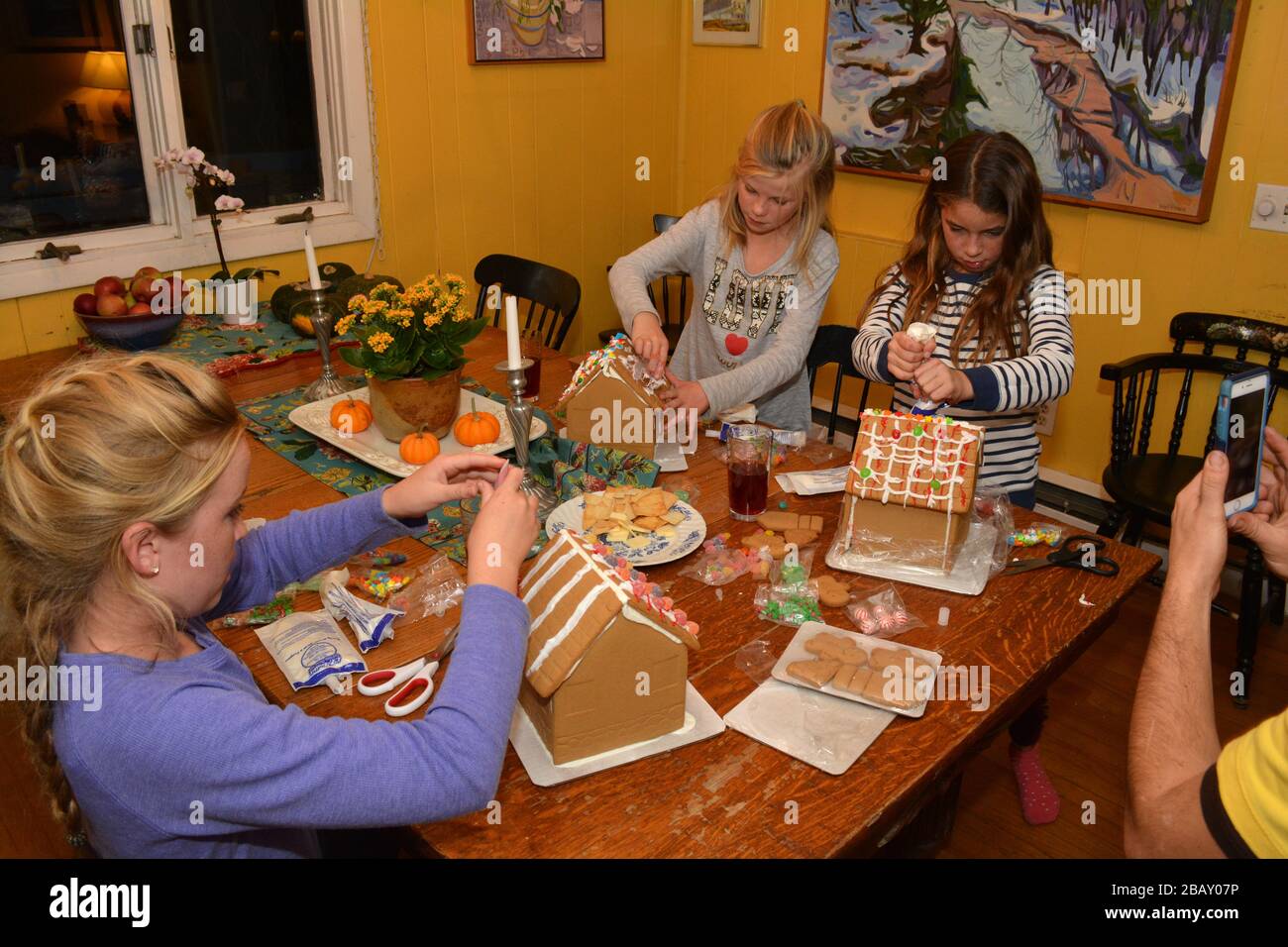Girls making gingerbread houses hi-res stock photography and images - Alamy