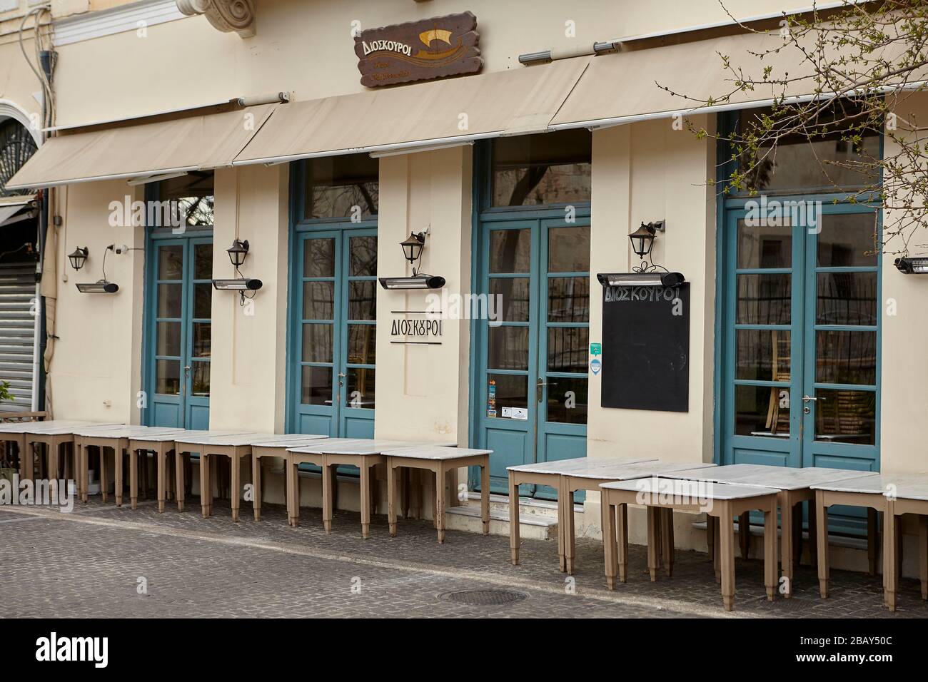 Empty restaurant covid hi-res stock photography and images - Alamy