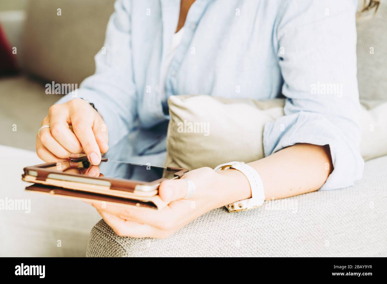 Tablet female hands hi-res stock photography and images - Alamy