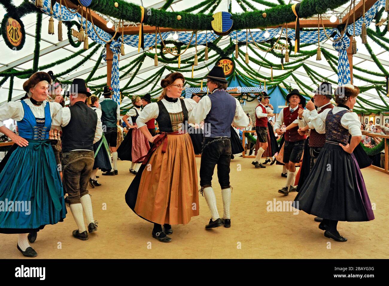 Dancers of a Bavarian folk dance group in traditional traditional ...