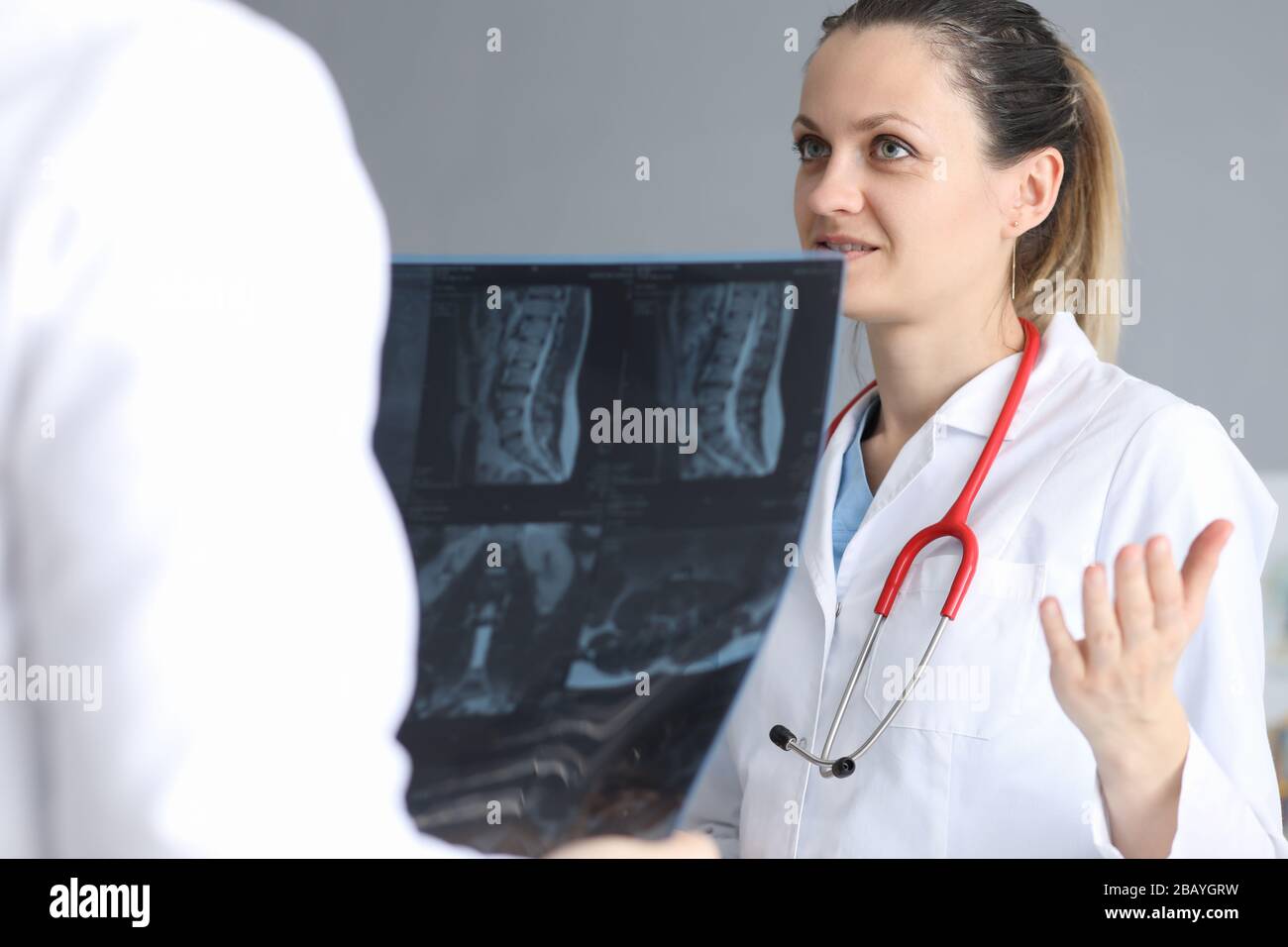 Doctors discussing patient diagnosis based x-ray Stock Photo - Alamy