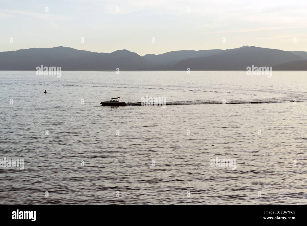 Speed boat making waves hi-res stock photography and images - Alamy