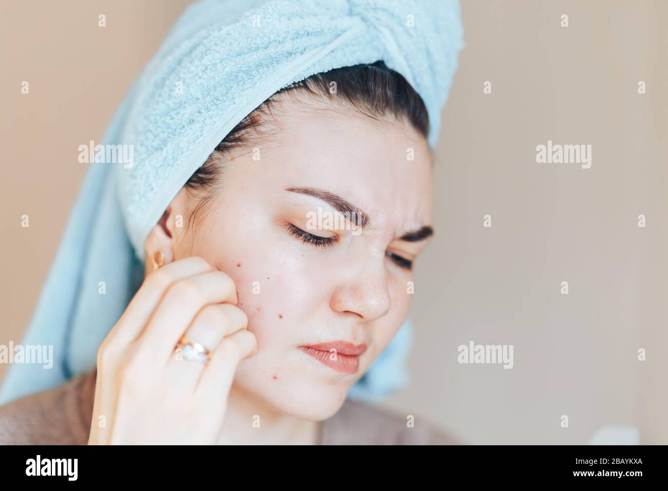 Woman squeezing man hand hi-res stock photography and images - Alamy