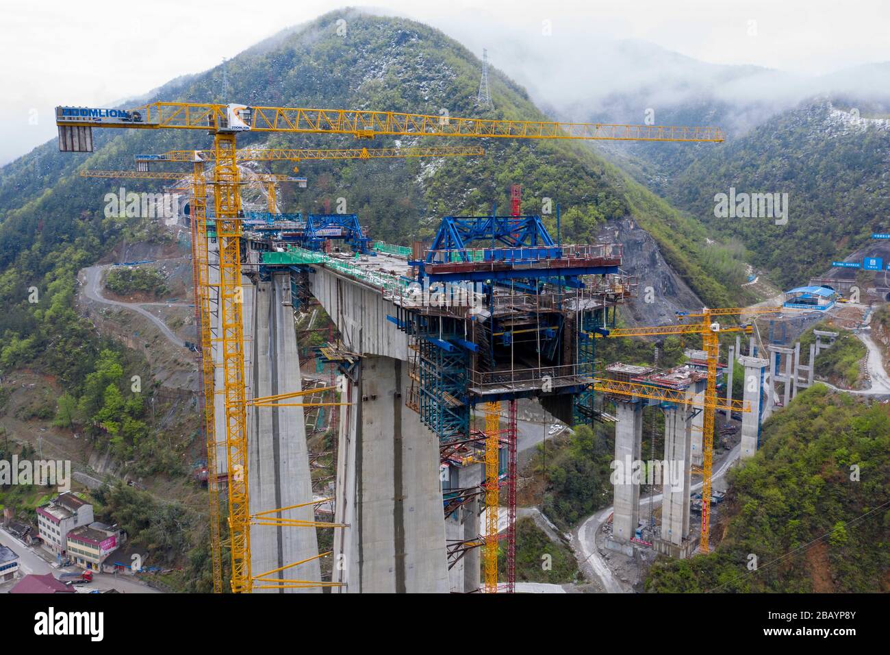 Xiangfan, China. 29th Mar, 2020. The workers return to construct the Zheng-Wan high-speed ...
