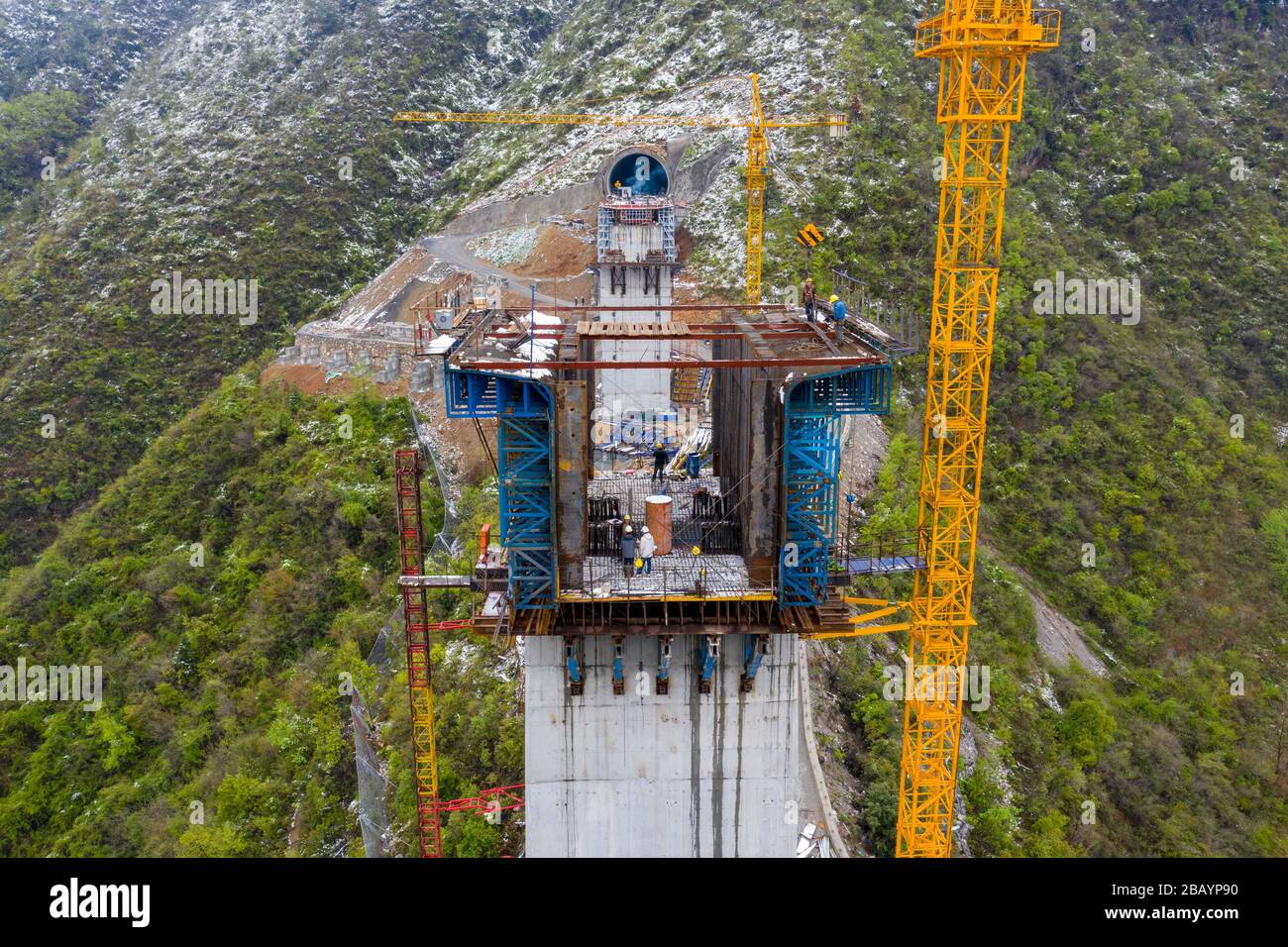 Xiangfan, China. 29th Mar, 2020. The workers return to construct the ...