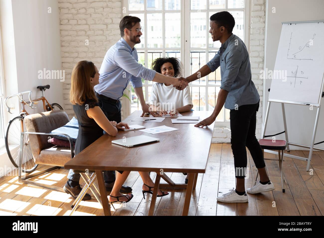 Handshake shaking hands hi-res stock photography and images - Alamy