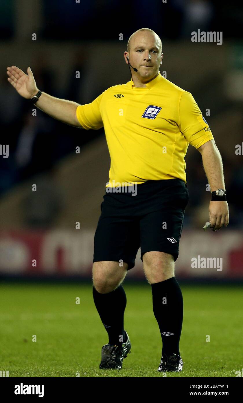 Referee Simon Hooper Stock Photo - Alamy