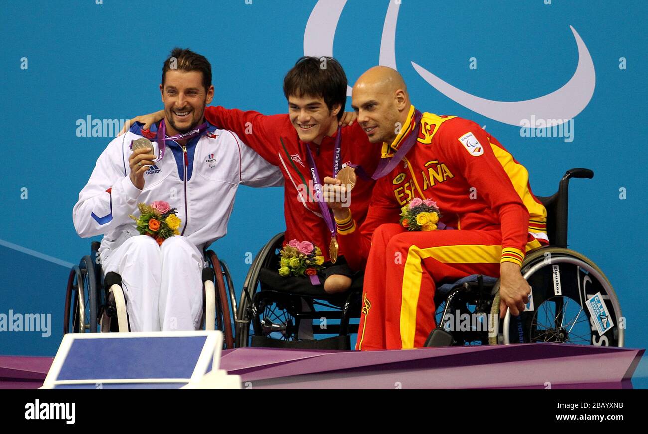 Mexico's Gustavo Sanchez Martinez (centre) with his gold medal ...