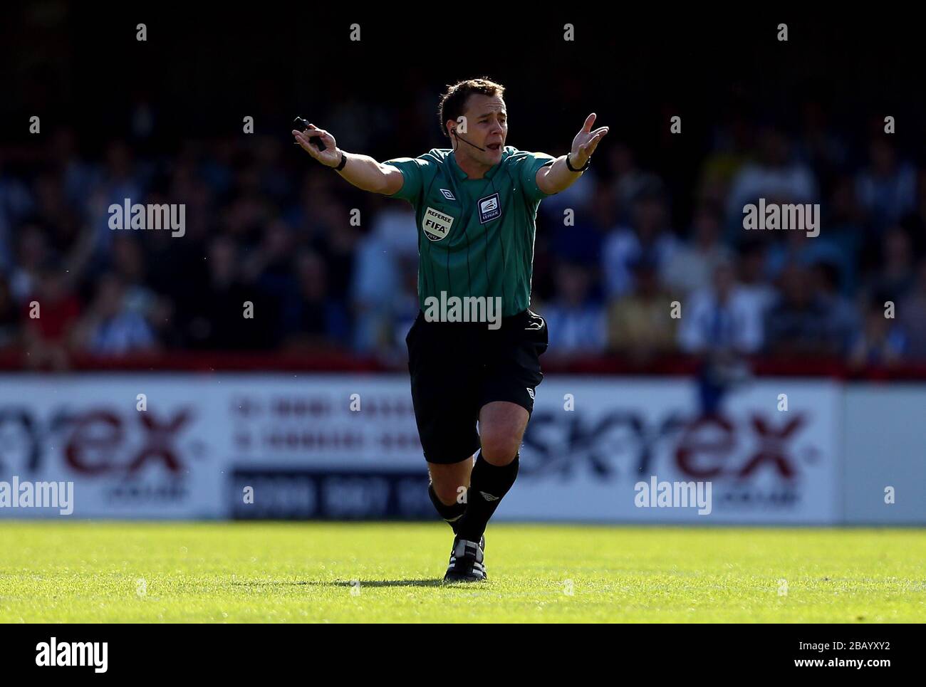 Referee Steve Attwell in action Stock Photo - Alamy