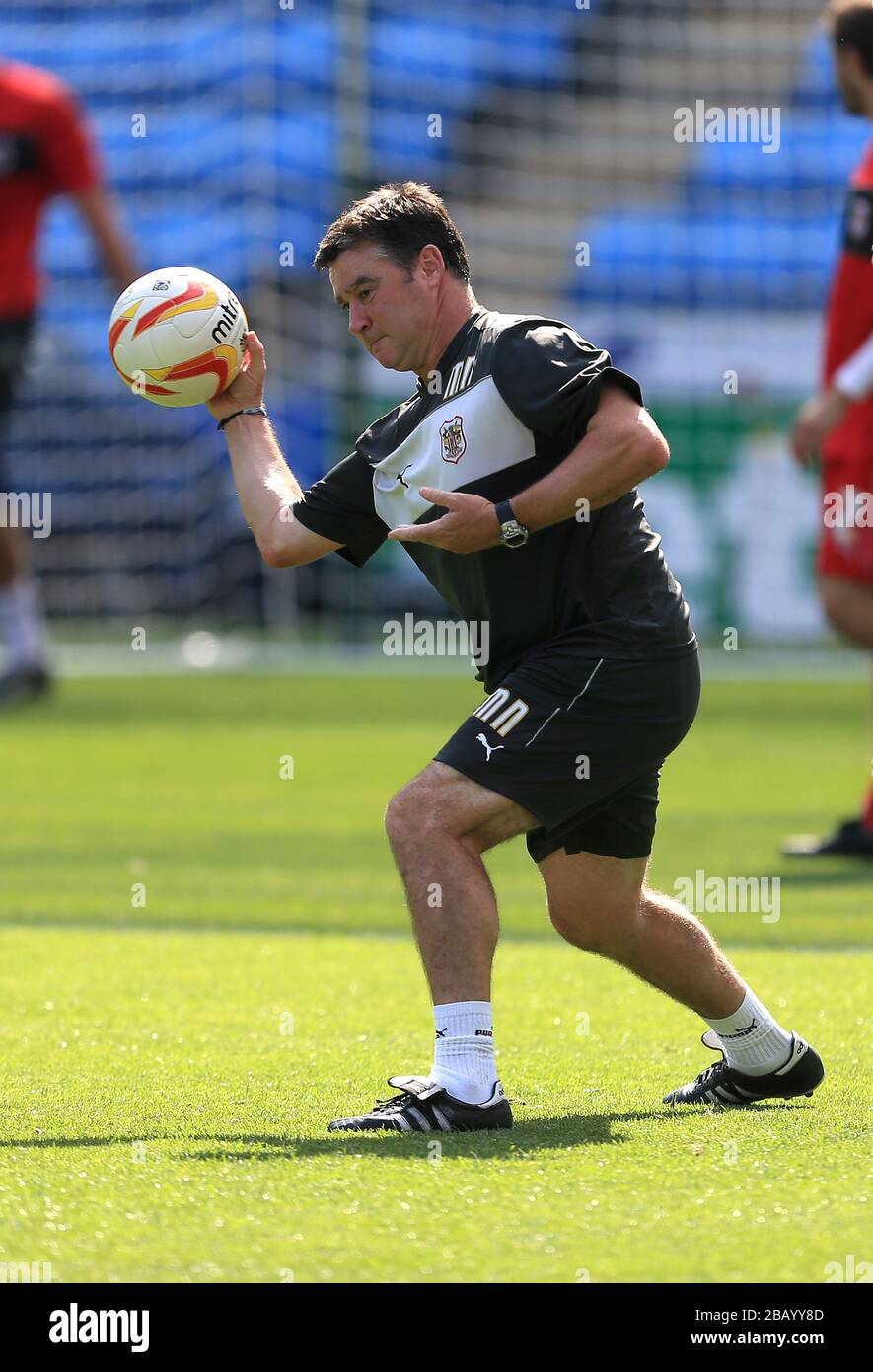 Stevenage assistant manager Mark Newson Stock Photo - Alamy