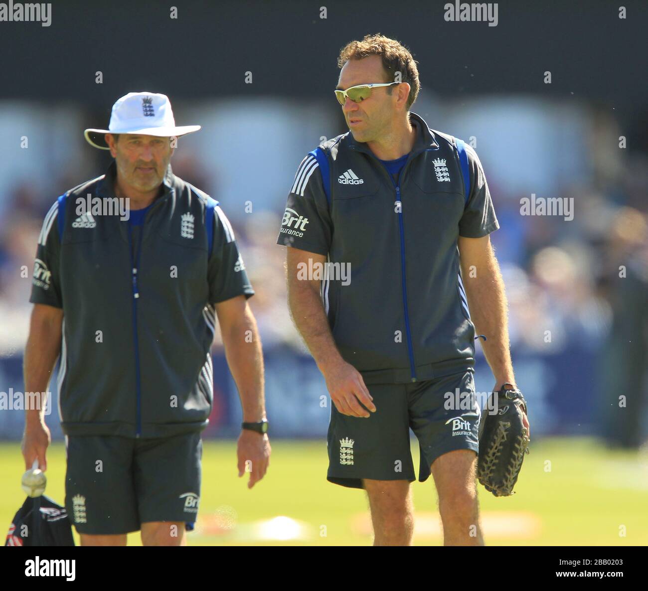 Englands coaches richard halsall and graham gooch hi-res stock ...