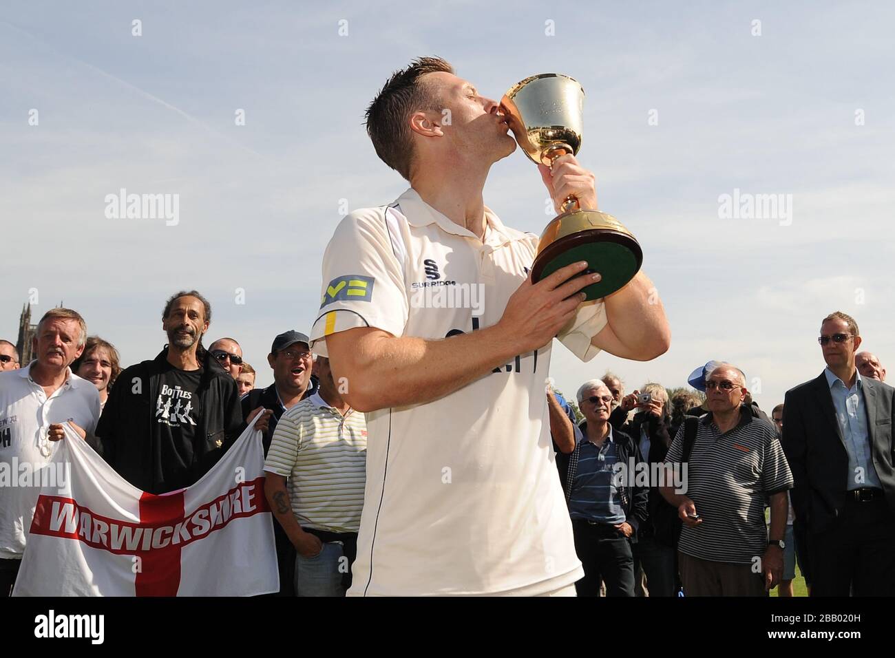 Warwickshire captain Jim Troughton celebrates winning the LV County ...