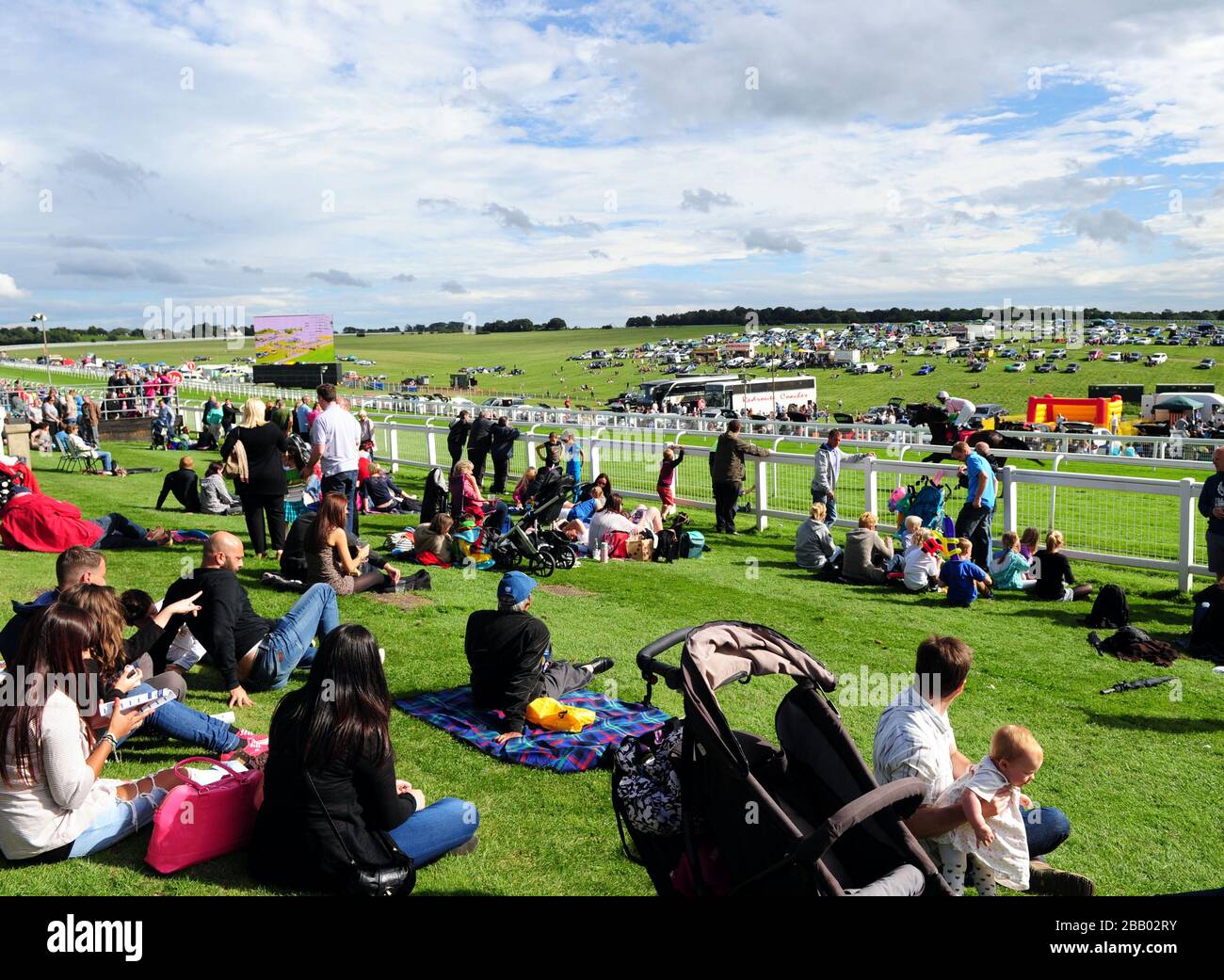 Families watch hi-res stock photography and images - Alamy