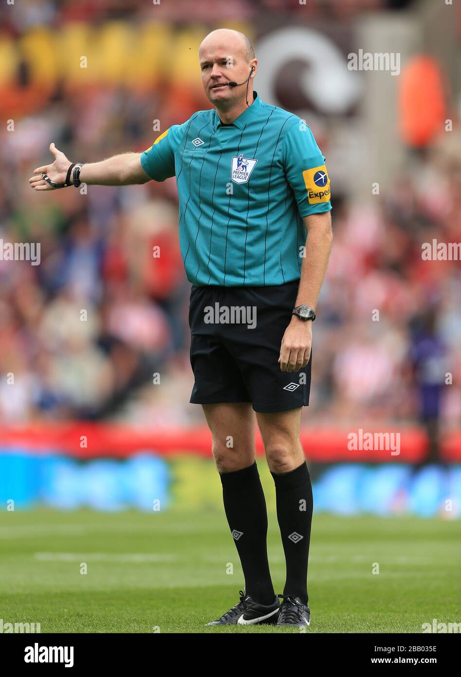 Referee Lee Mason Stock Photo - Alamy