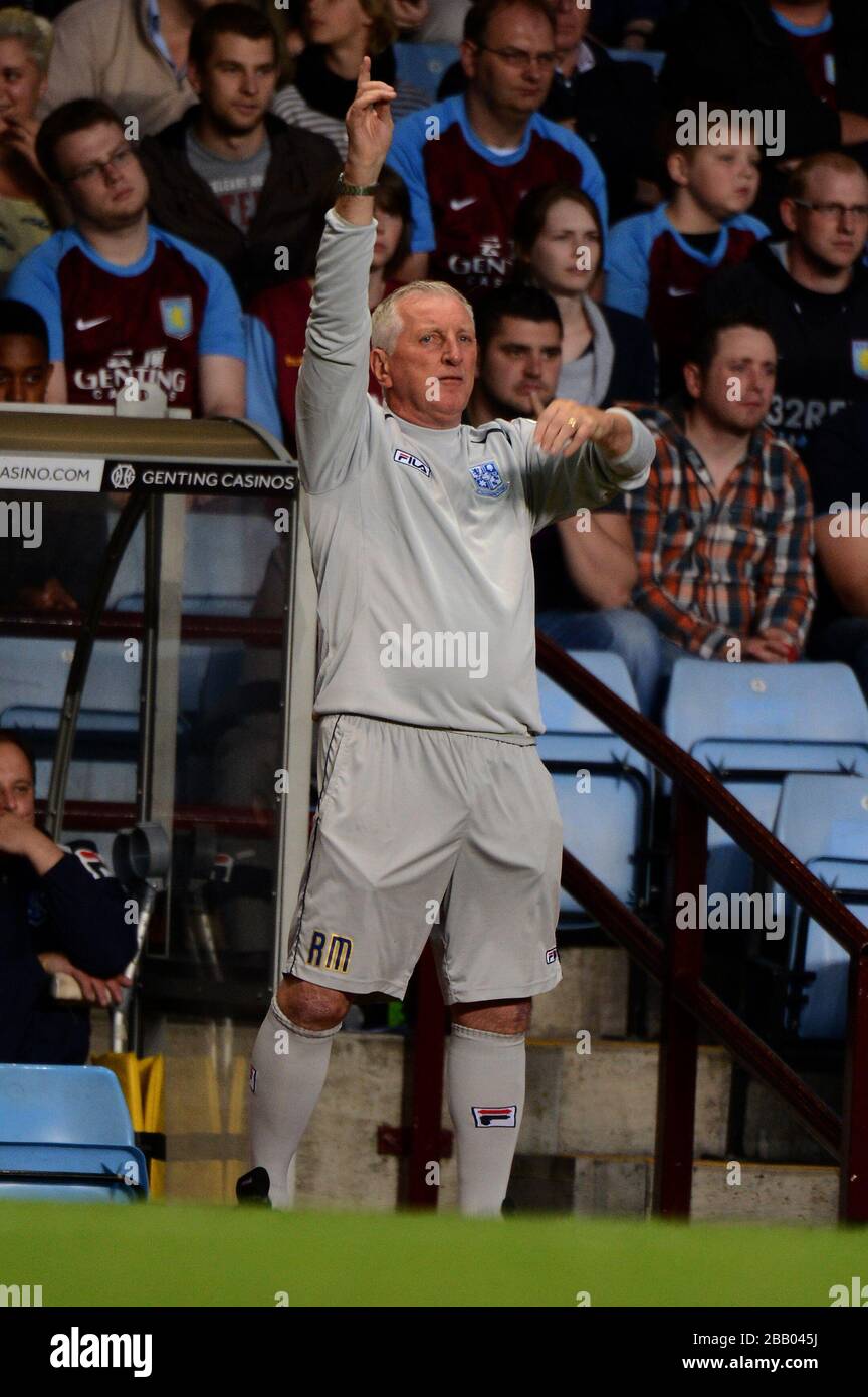 Football manager ronnie moore hi-res stock photography and images - Alamy