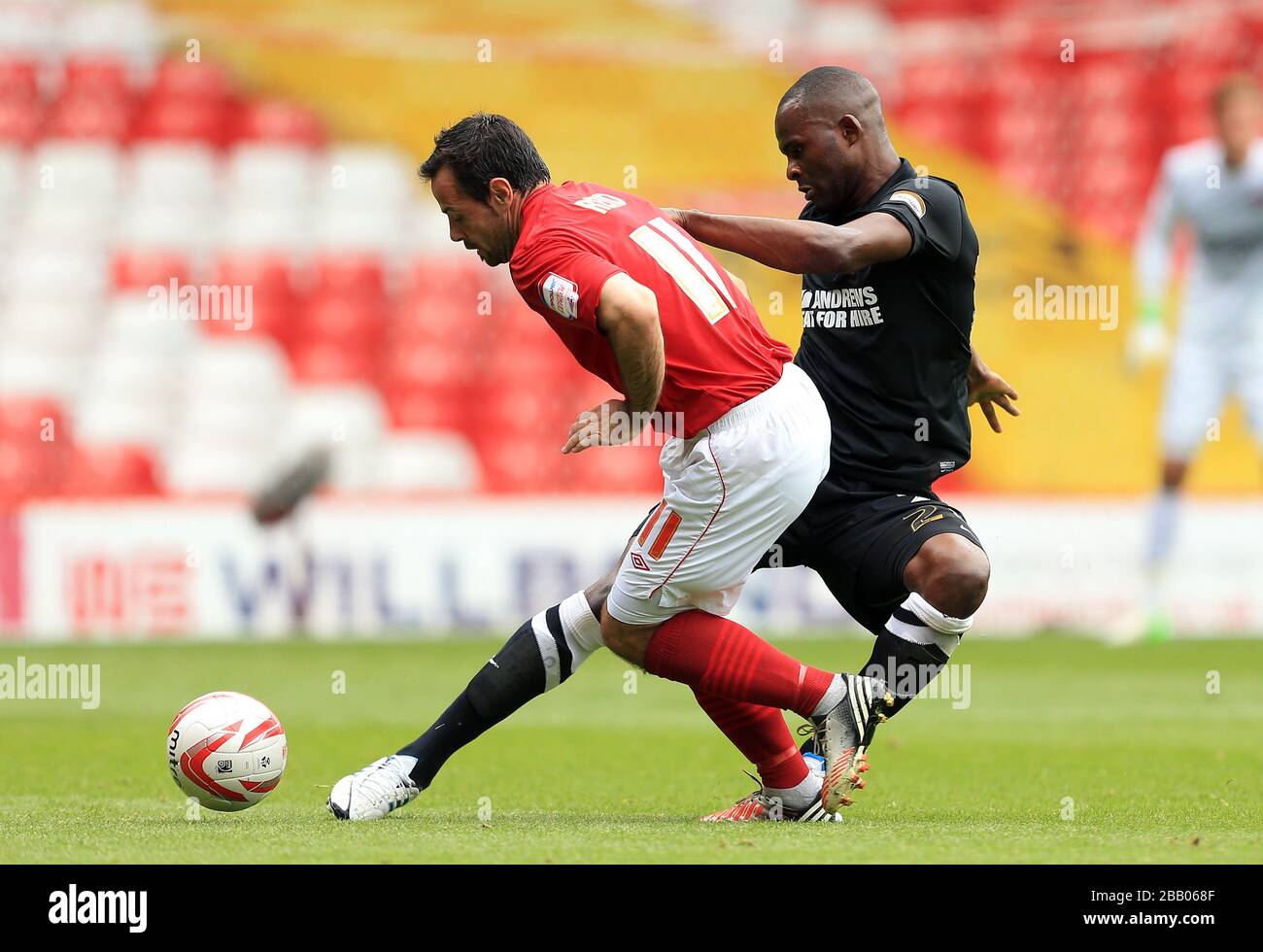 Nottingham Forest's Andy Reid (l) takes on Charlton Athletic's Leon ...