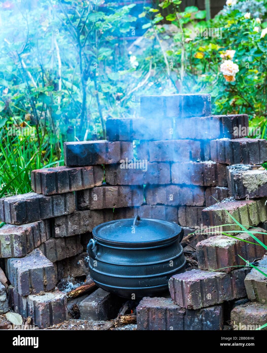 South african traditional cooking pot hi-res stock photography and ...