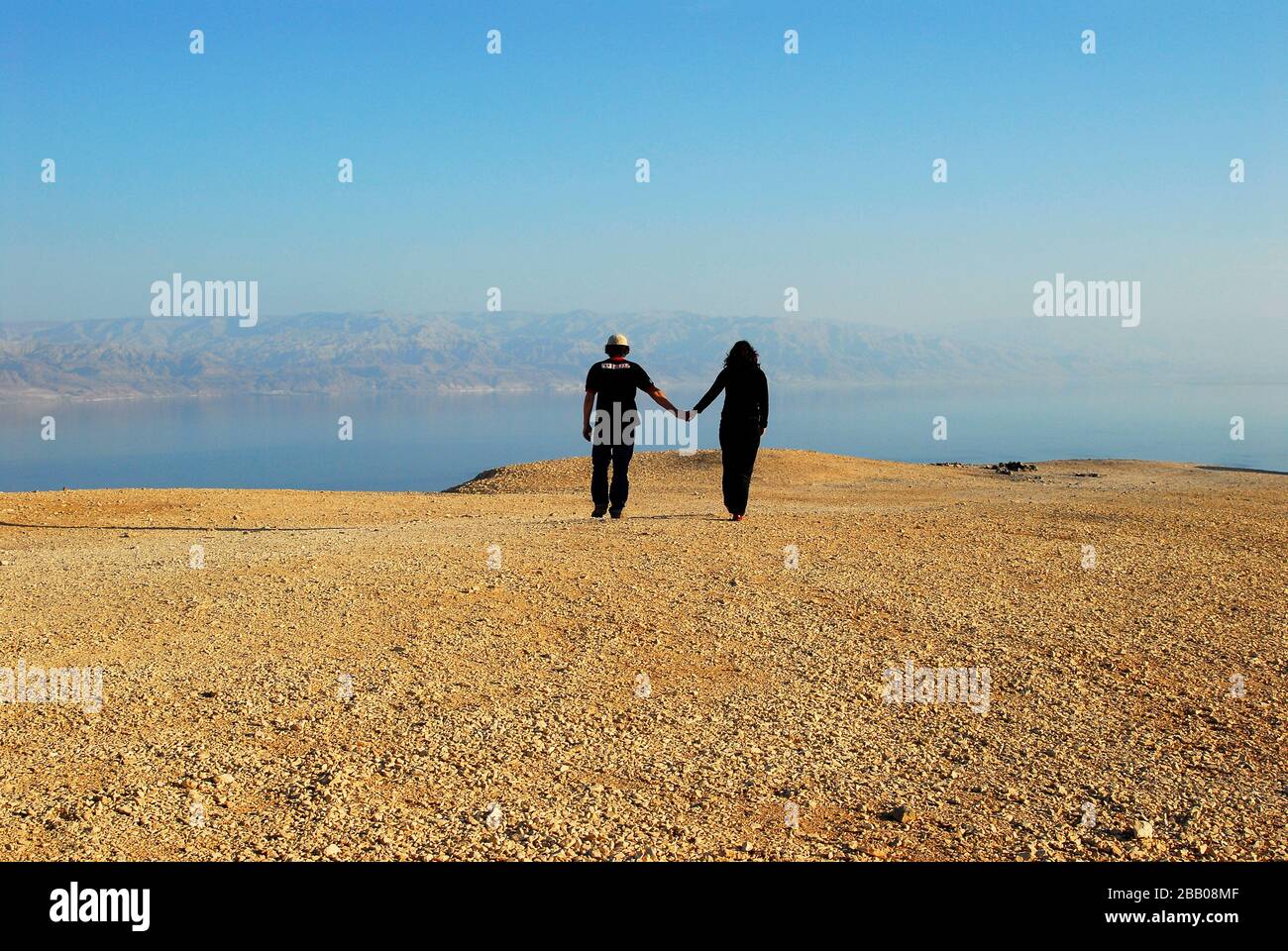 Woman standing cliff edge hi-res stock photography and images - Alamy