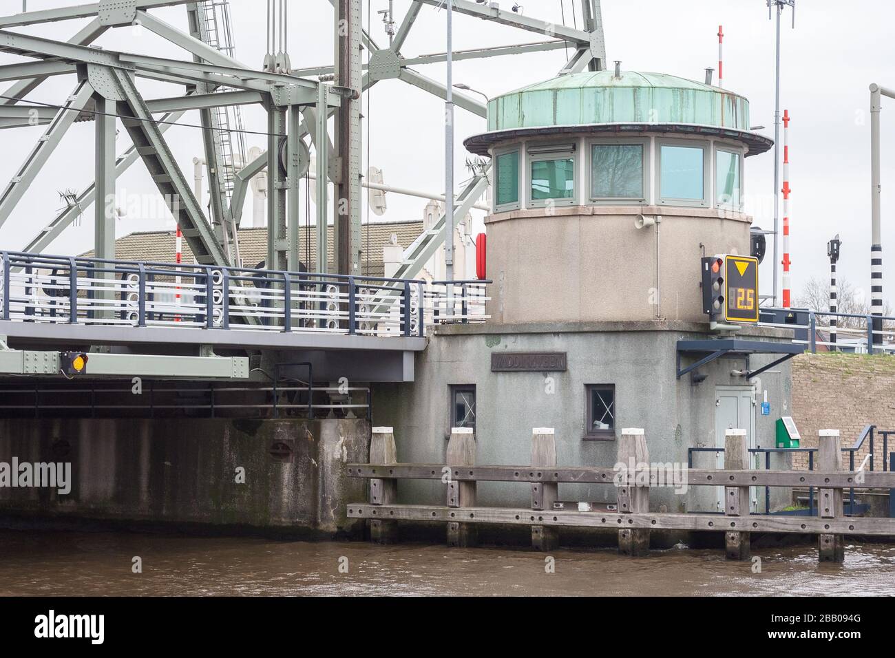 Bridge headroom hi-res stock photography and images - Alamy