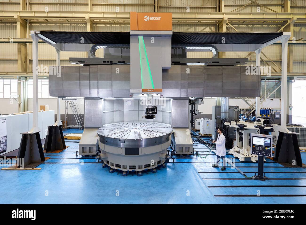 Vertical machining centre hi-res stock photography and images - Alamy