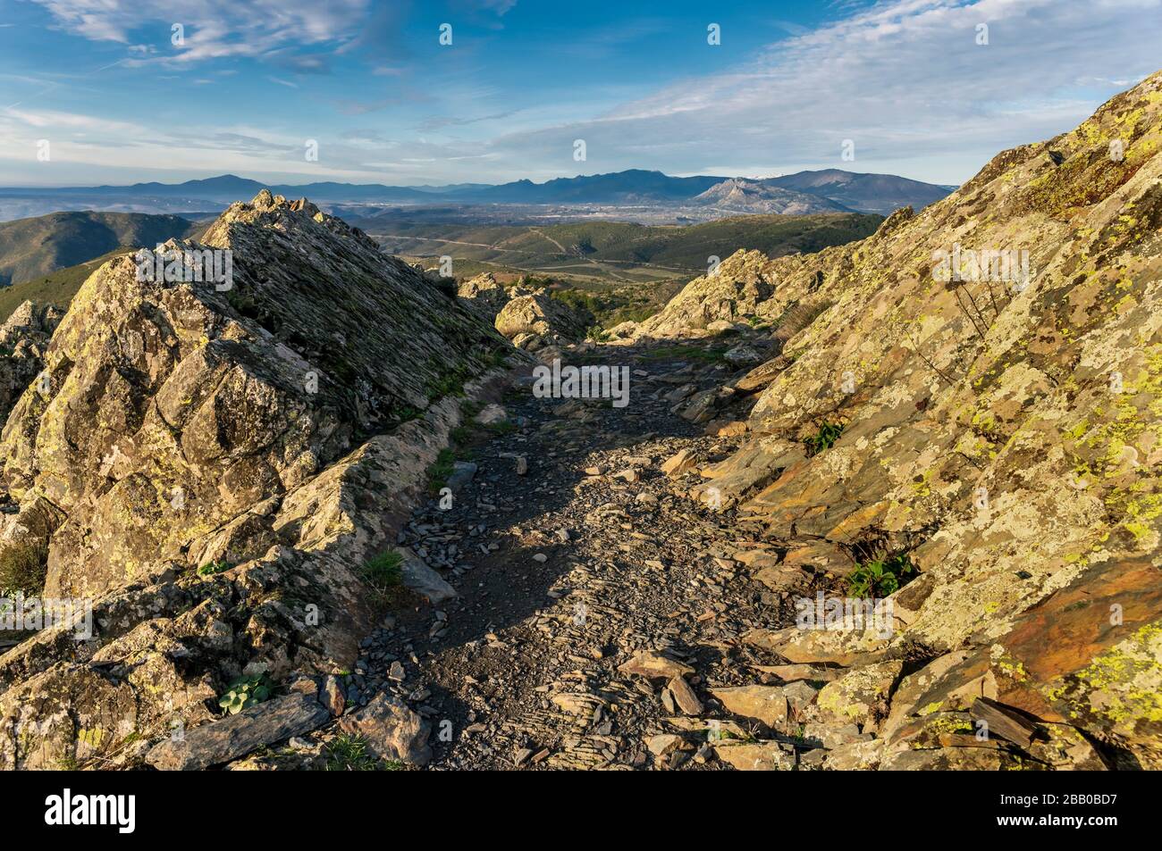 Slate rock cliff hi-res stock photography and images - Alamy