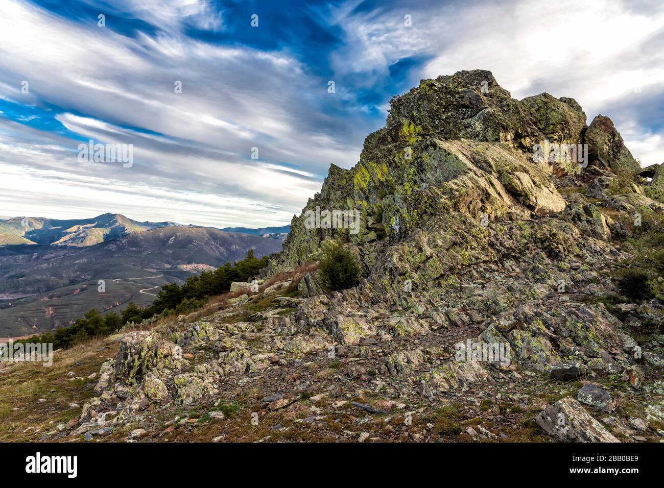 Slate rock cliff hi-res stock photography and images - Alamy