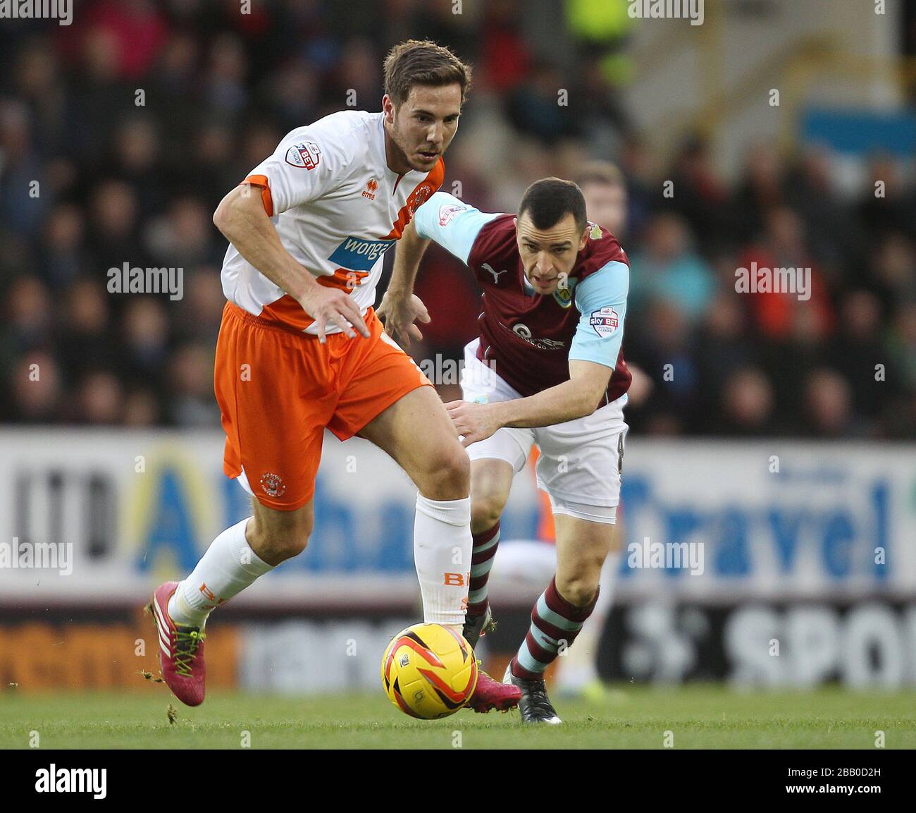 Blackpools dan gosling left burnleys dean battle for the ball hi-res ...