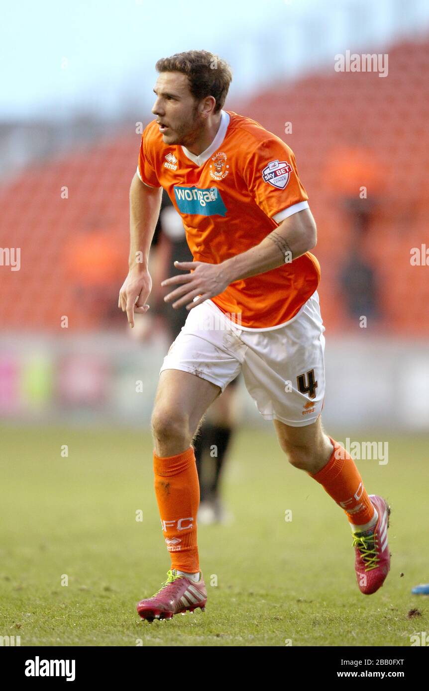 Dan gosling full length hi-res stock photography and images - Alamy