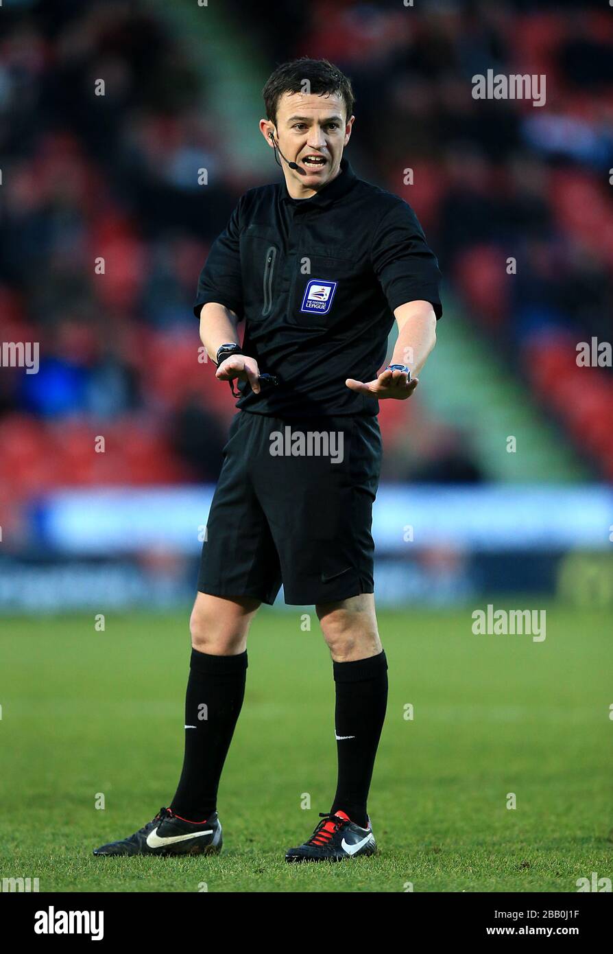 Tony Harrington, match referee Stock Photo - Alamy