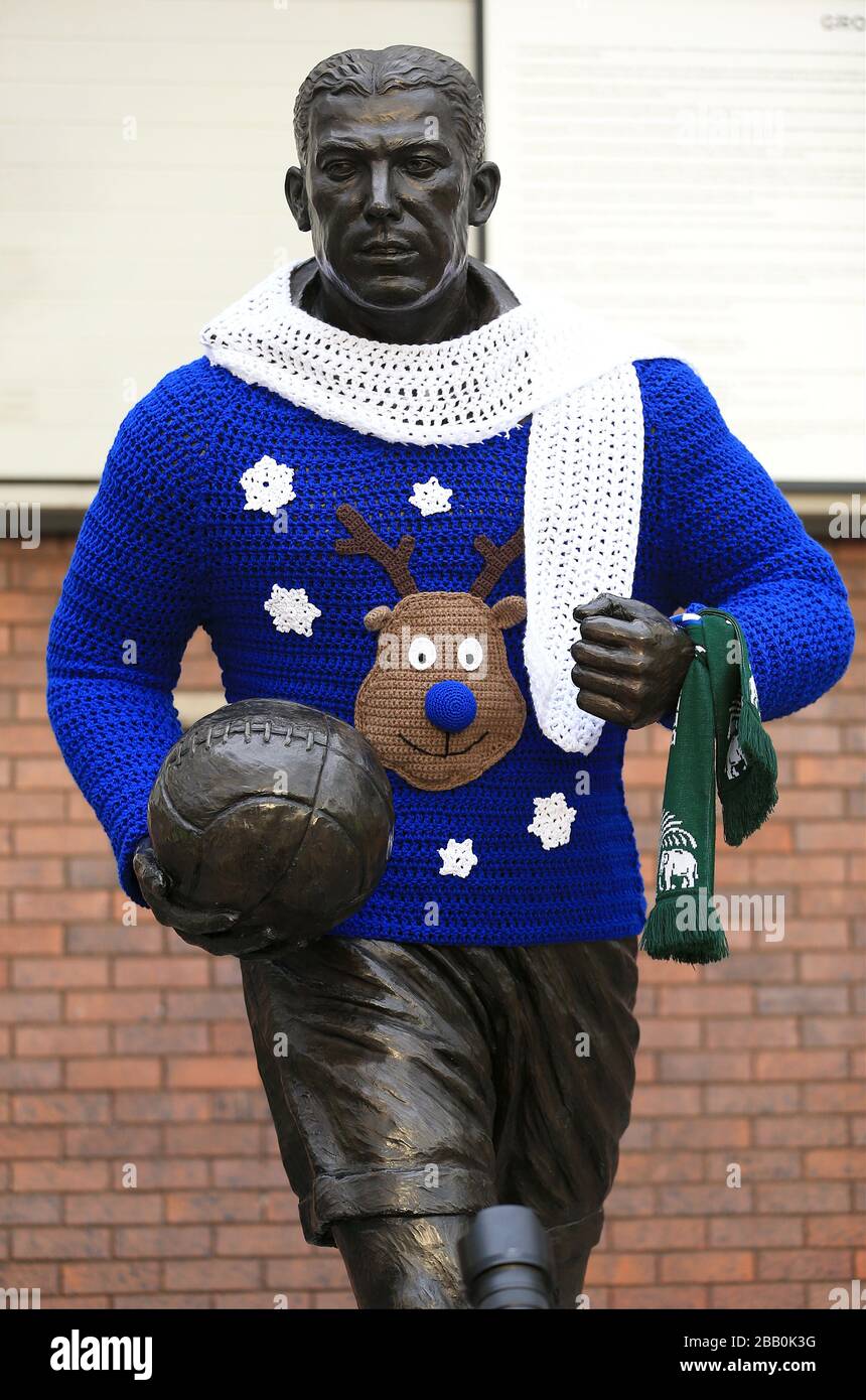 The Dixie Dean statue outside Goodison Park gets a festive makeover ...