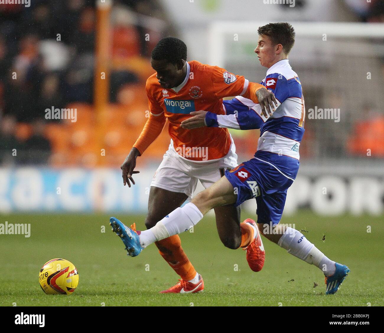 Blackpool's Isaiah Osbourne and Queens Park Rangers' Tom Carroll Stock Photo - Alamy