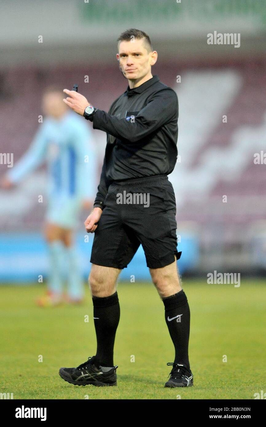 Steve Bratt, match referee Stock Photo - Alamy