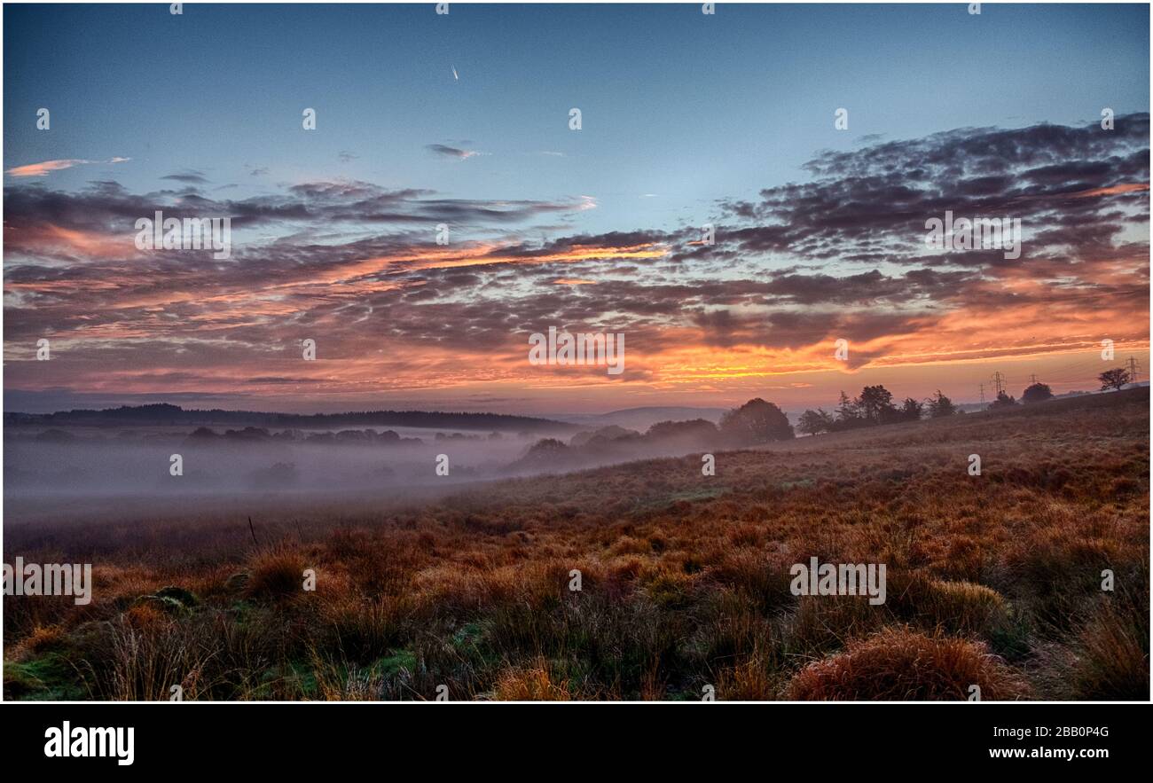 Sun rising over valley uk hi-res stock photography and images - Alamy